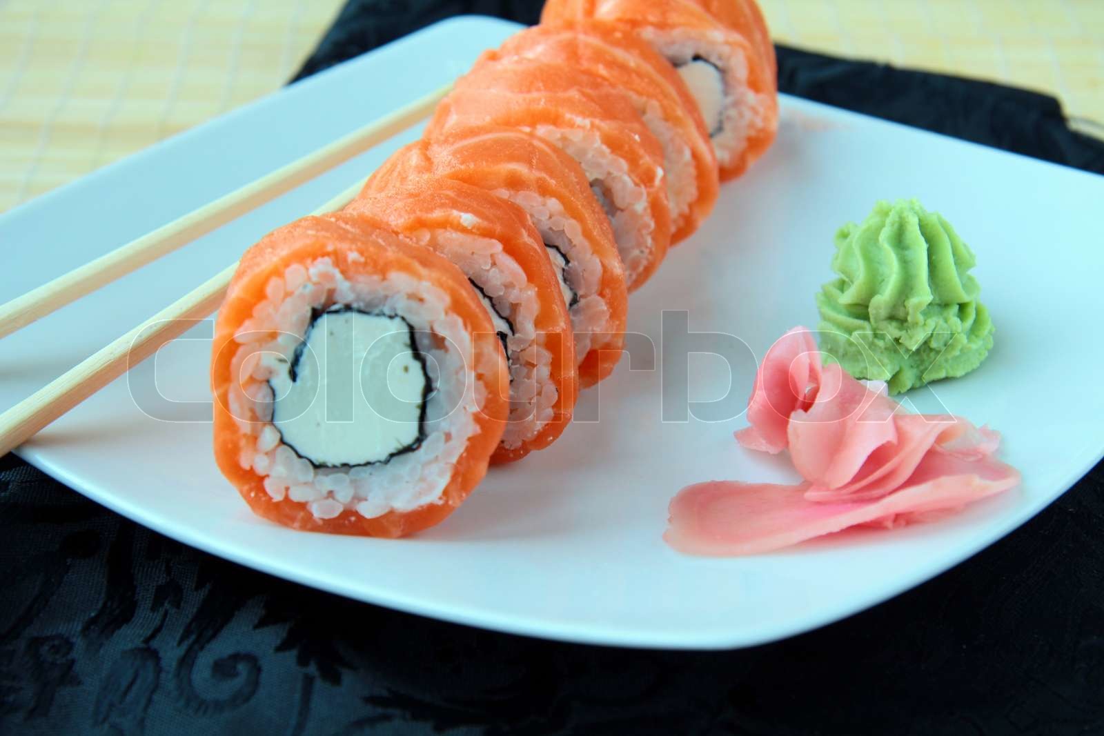 Traditionel japansk mad på en kvadratisk plade med spisepinde | Stock foto | Colourbox