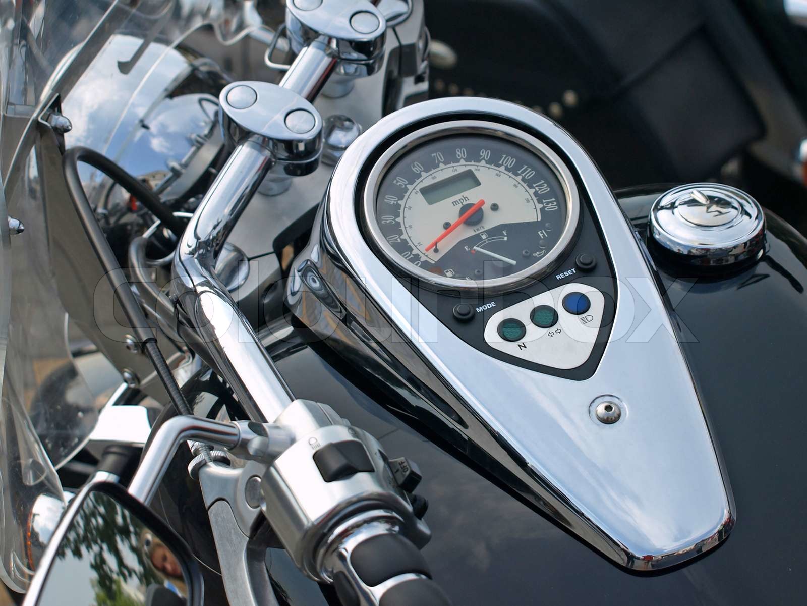 Glanz Motorrad Tacho Nahaufnahme mit roten Nadel. | Stock Bild | Colourbox