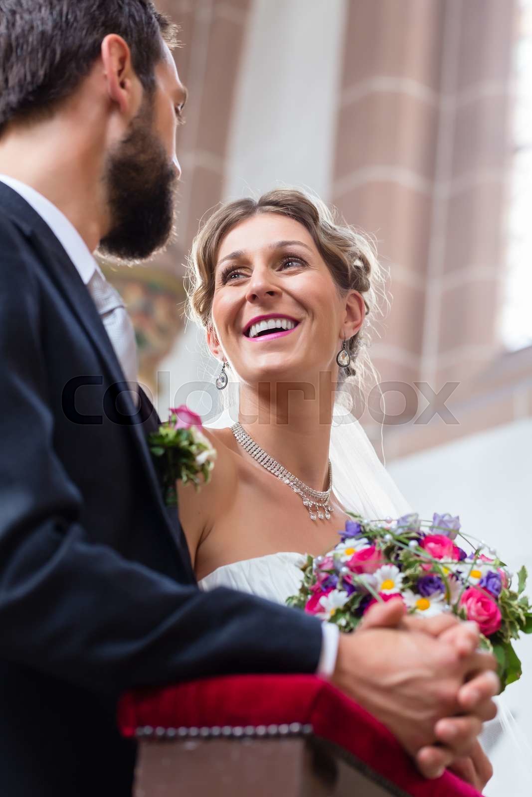 Paar heiratet in Kirche | Stock image | Colourbox