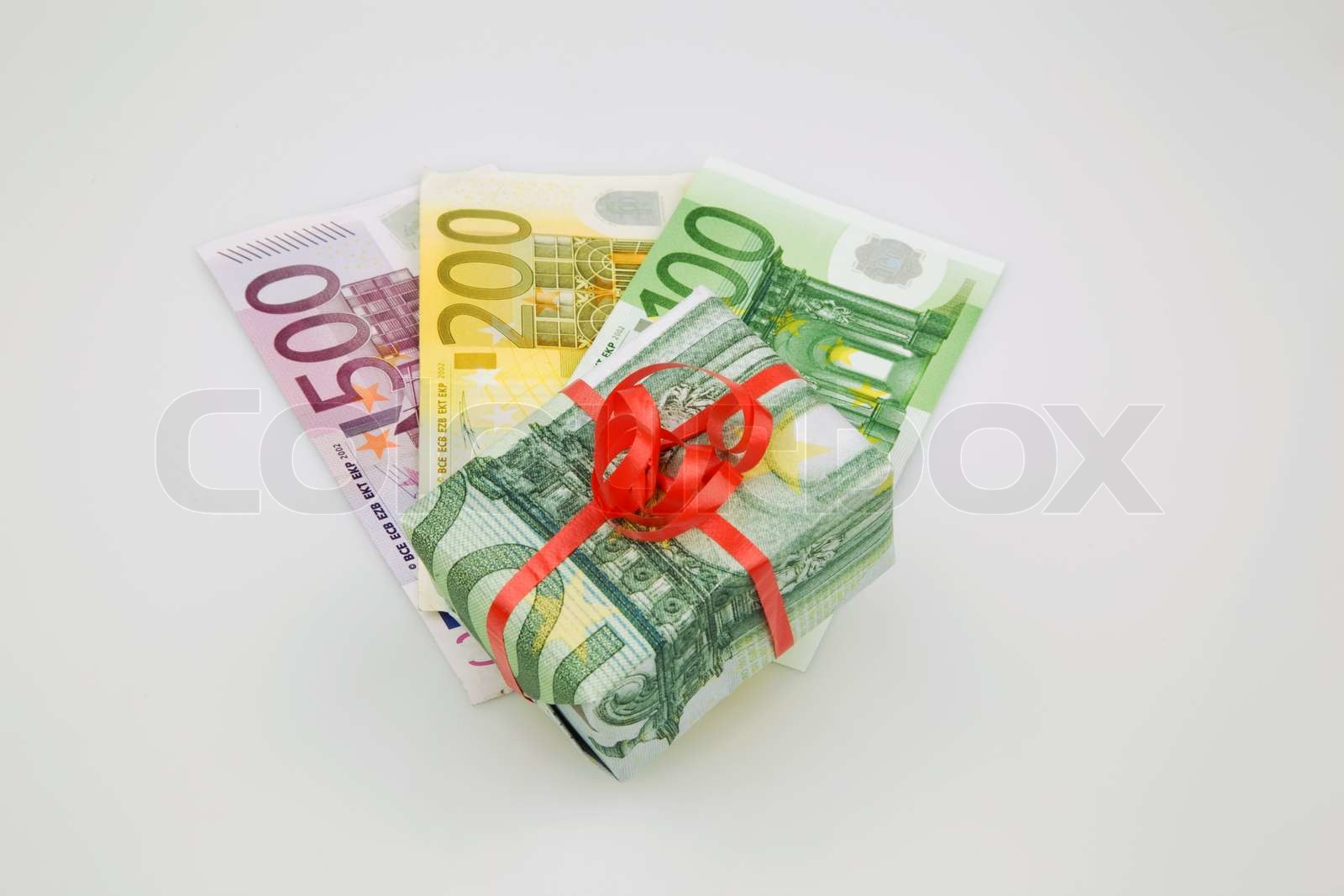En pakke som en gave i euro indpakket noter. | Stock foto | Colourbox