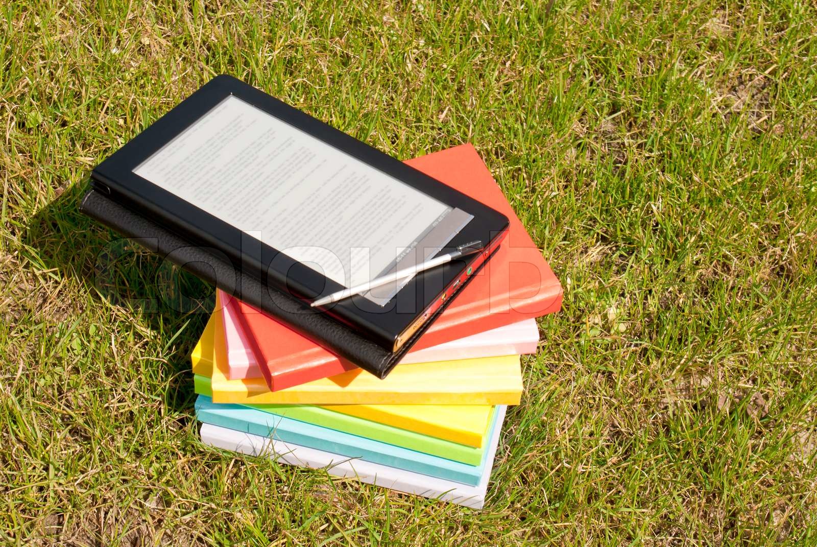 Ebook læser med en stak bøger | Stock foto | Colourbox