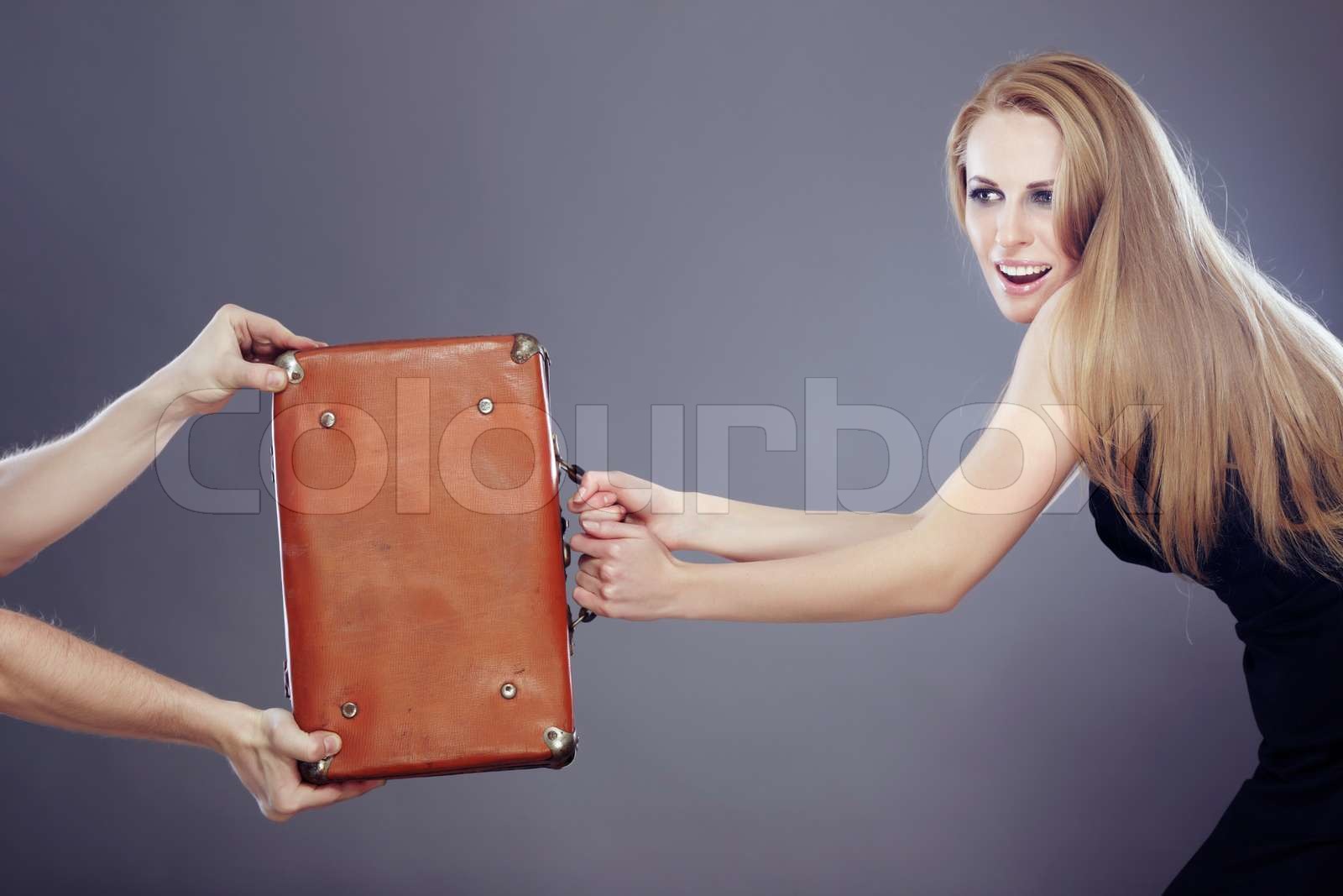 Geschäftsfrau, die Tasche mit Geld und competiting mit den Händen von ...