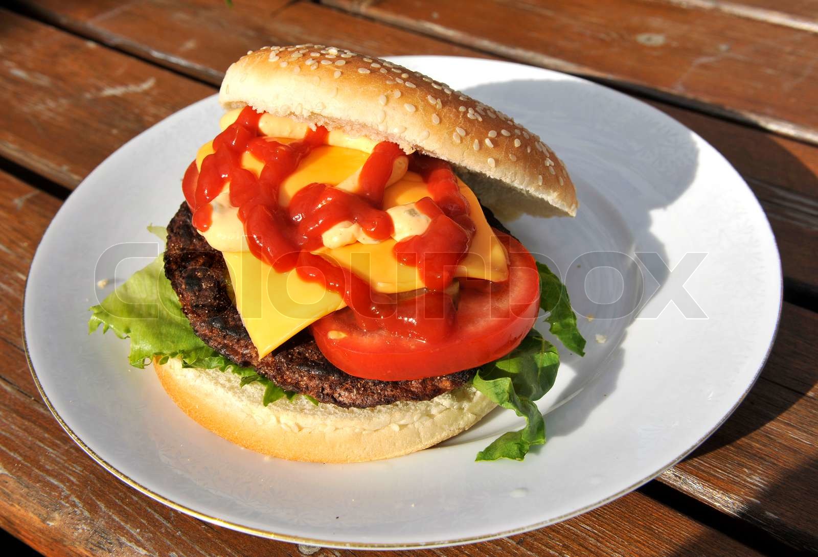 Hjemmelavet hamburger på en tallerken | Stock foto | Colourbox