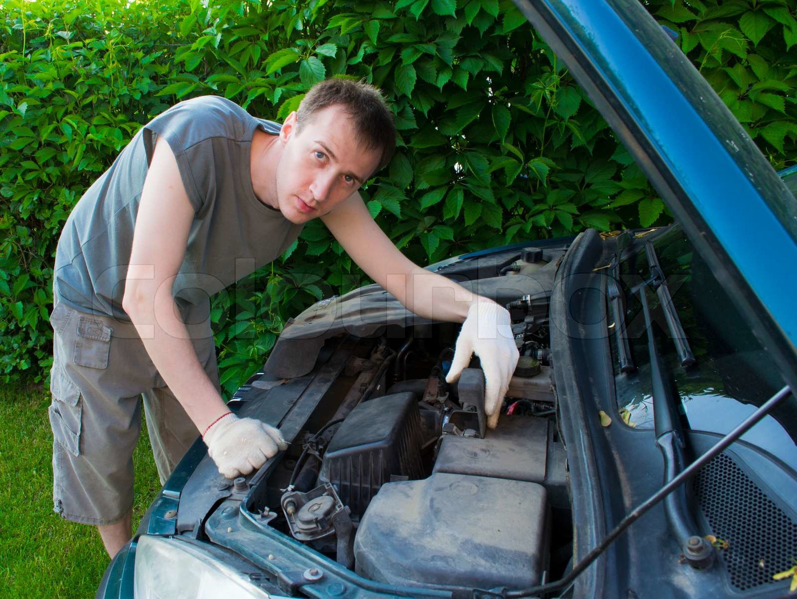 Der Mann repariert das Auto | Stock Bild | Colourbox