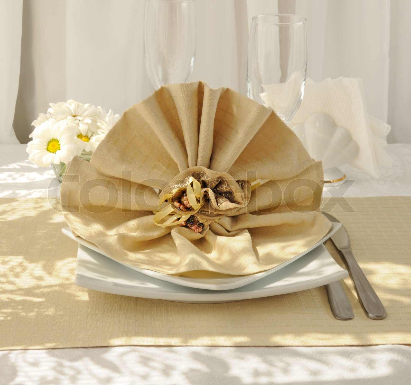 Koordinierte dekorative Serviette auf einem Teller mit Besteck | Stock ...