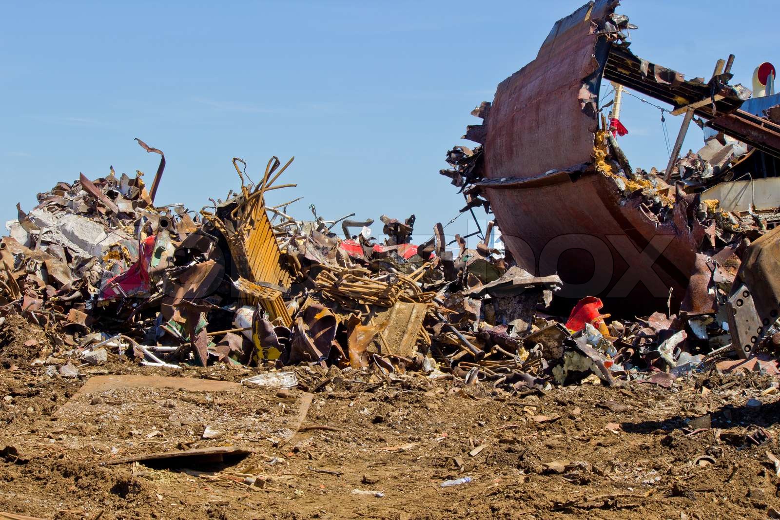 Losseplads med gammelt jern | Stock foto | Colourbox