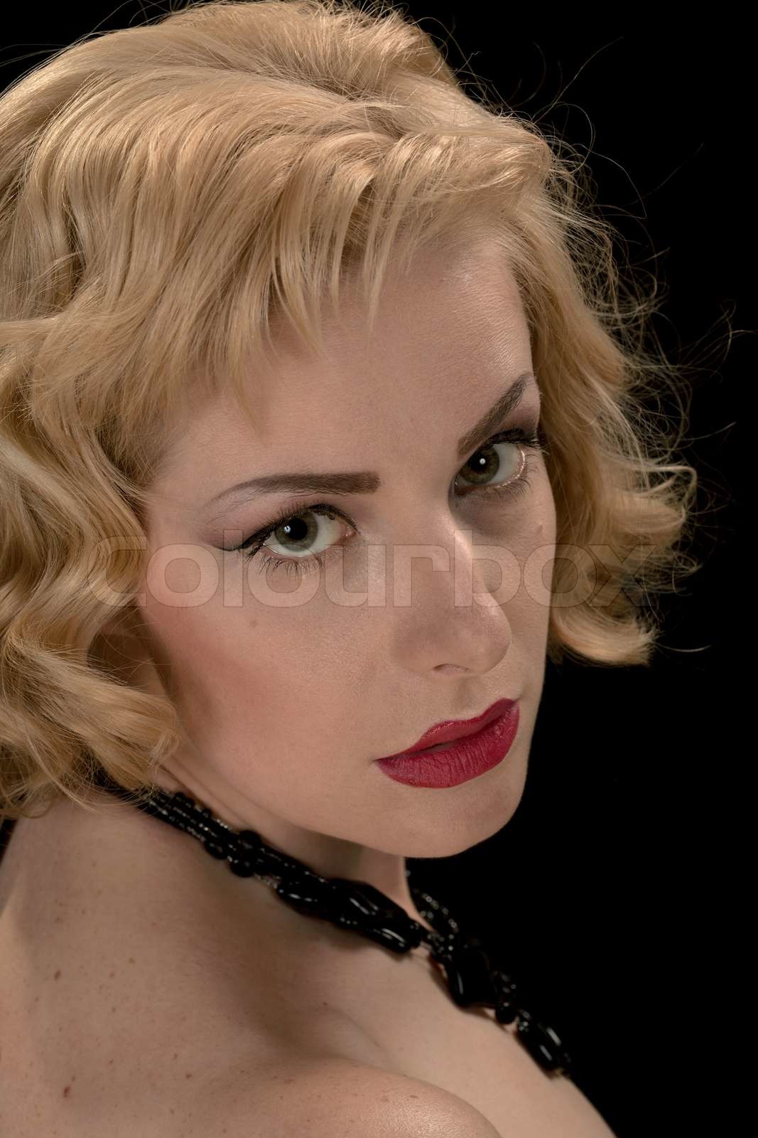 Blondine i en sort kjole i stil med begyndelsen af ??20 århundreder ...