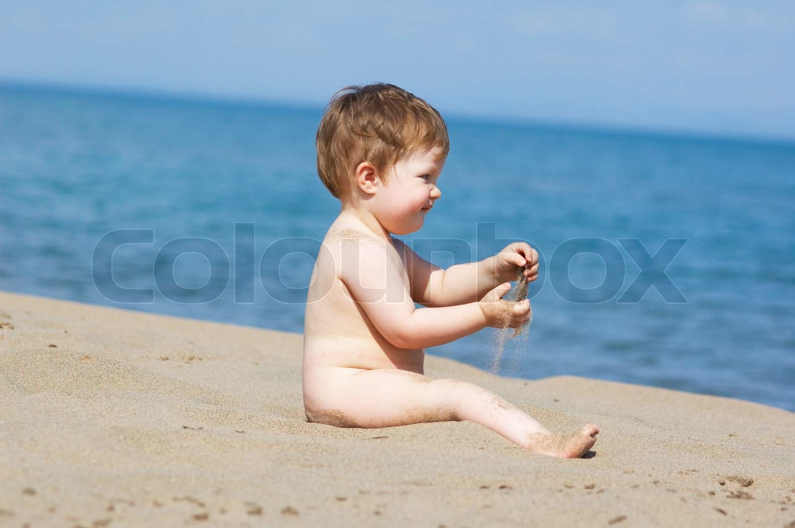 Fröhliches Kind Am Strand Stock Bild Colourbox 0832