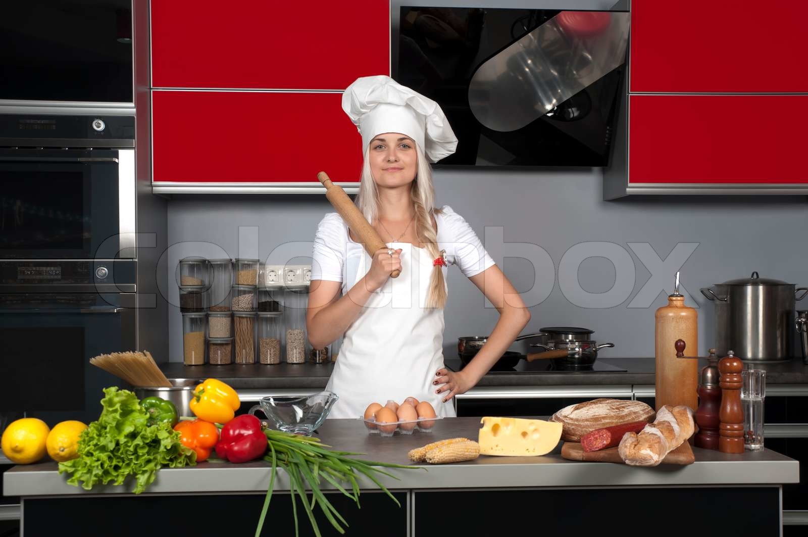 Junge schöne Mädchen Küchenchef in der Küche mit einem Nudelholz in der ...