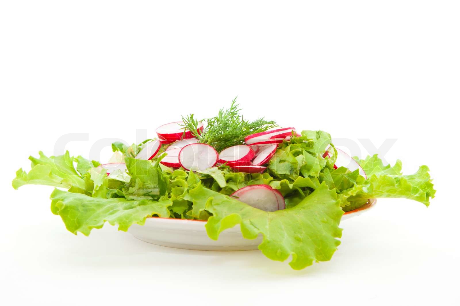 frisk salat af salat og radiser i en skål på en hvid baggrund | Stock ...