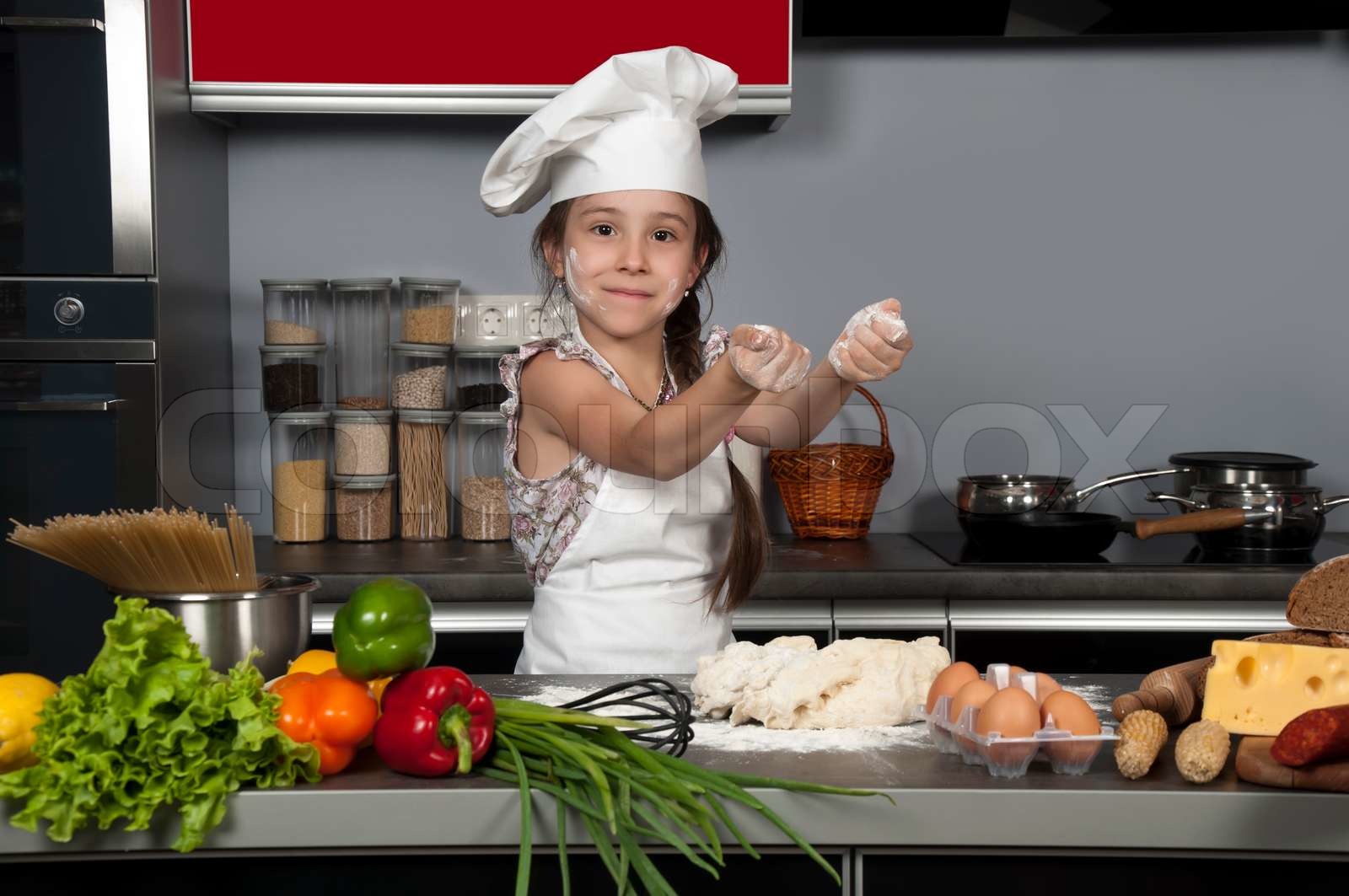Mädchen Küchenchef den Teig auf dem Küchentisch mit Rohkost | Stock ...