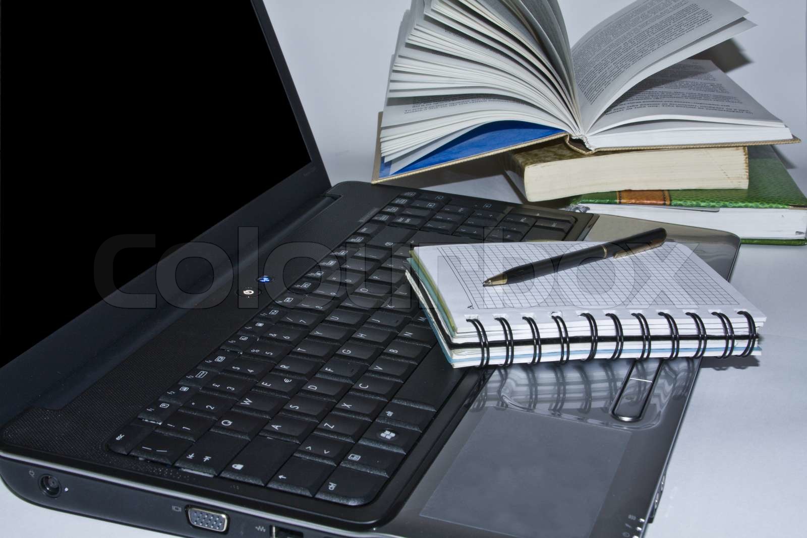 Laptop-Computer , Stift und Bücher | Stock Bild | Colourbox