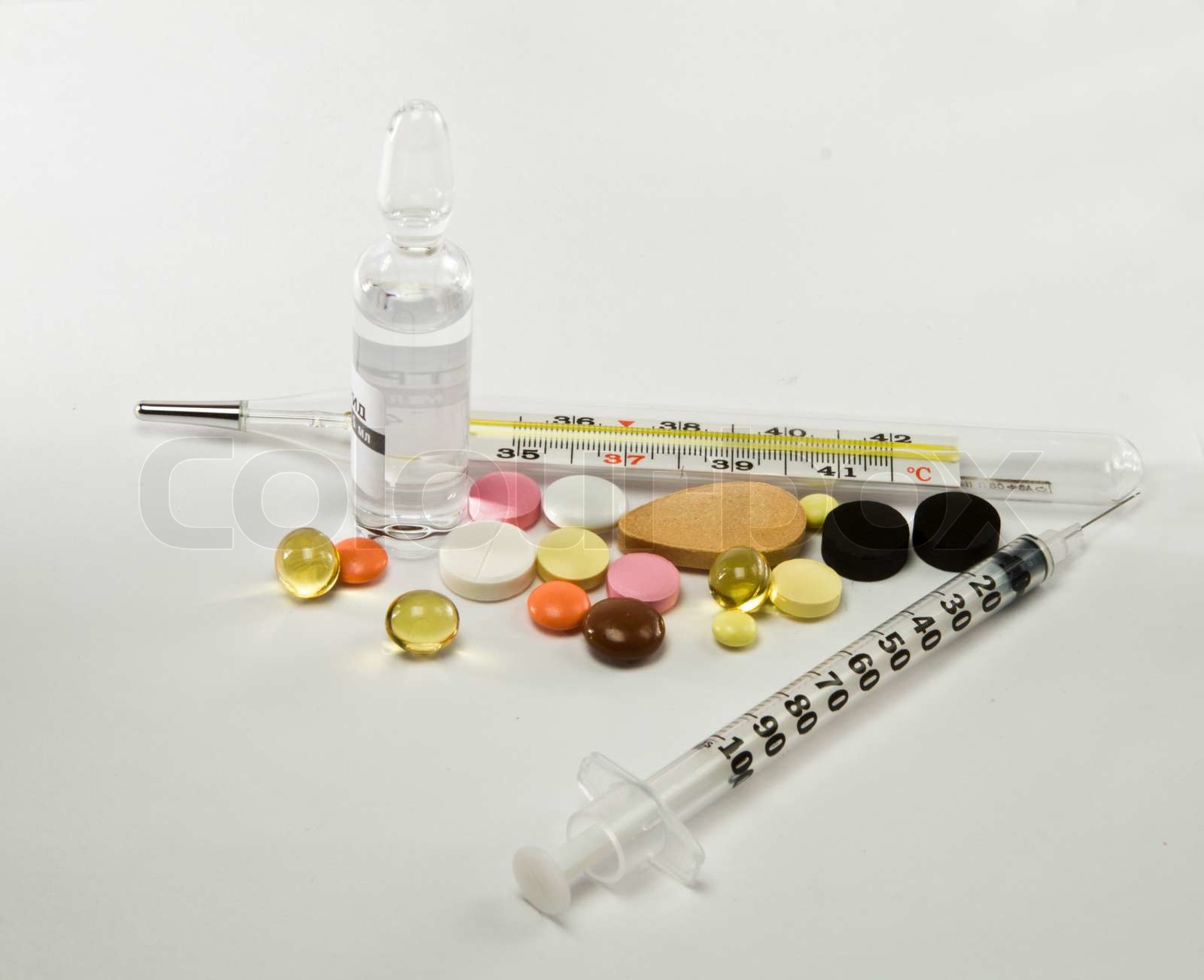 sprøjte og termometer med medicin | Stock foto | Colourbox