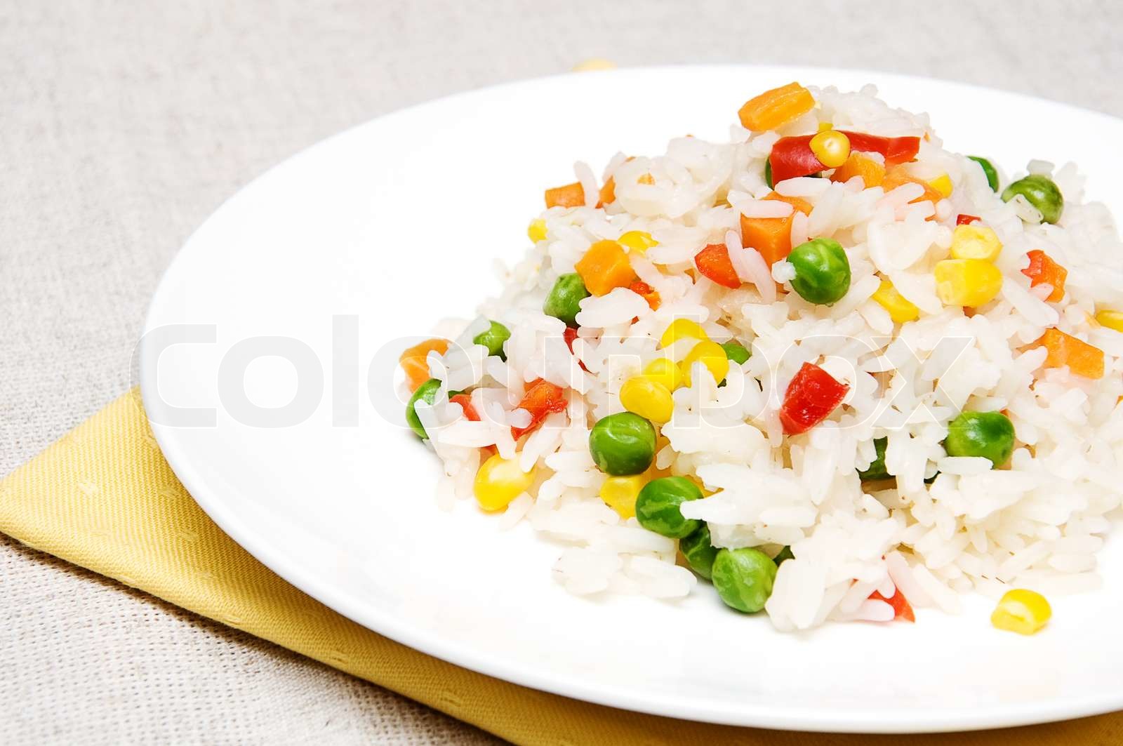 gekochter Reis mit Erbsen , Mais , Paprika und Karotten auf einem ...