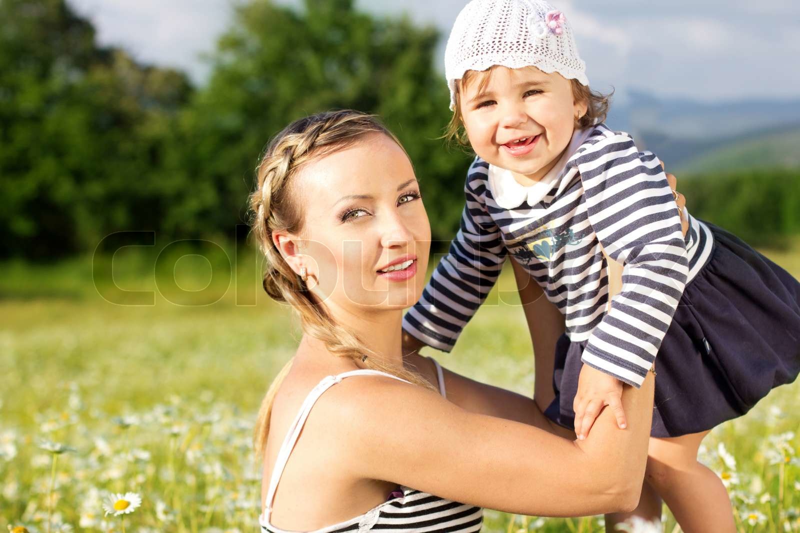 schöne Mutter und kleine Tochter | Stock Bild | Colourbox