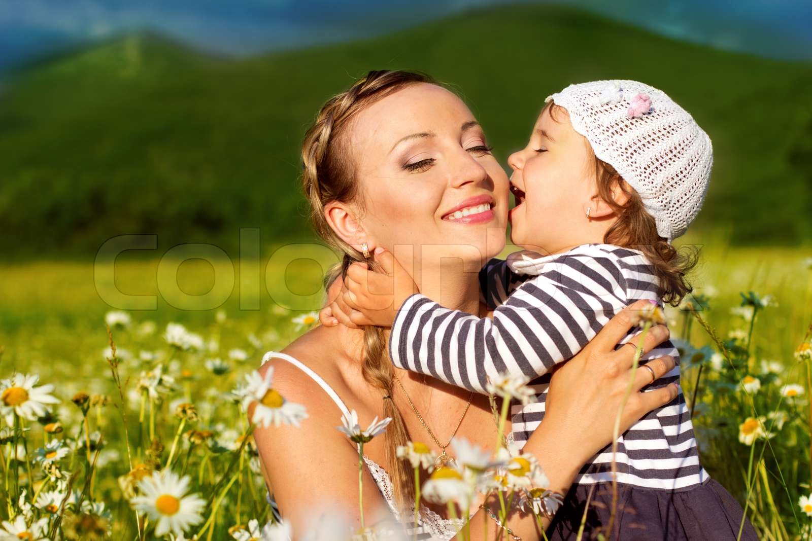 schöne Mutter und kleine Tochter | Stock Bild | Colourbox