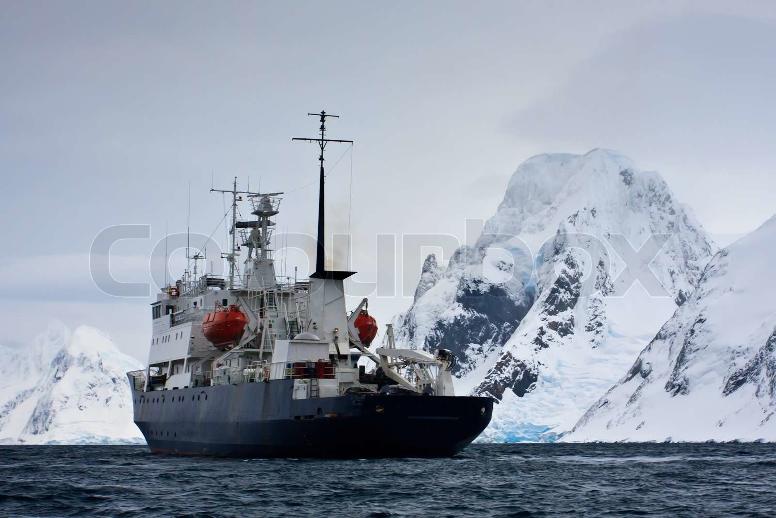 Big skib i de antarktiske farvande | Stock foto | Colourbox