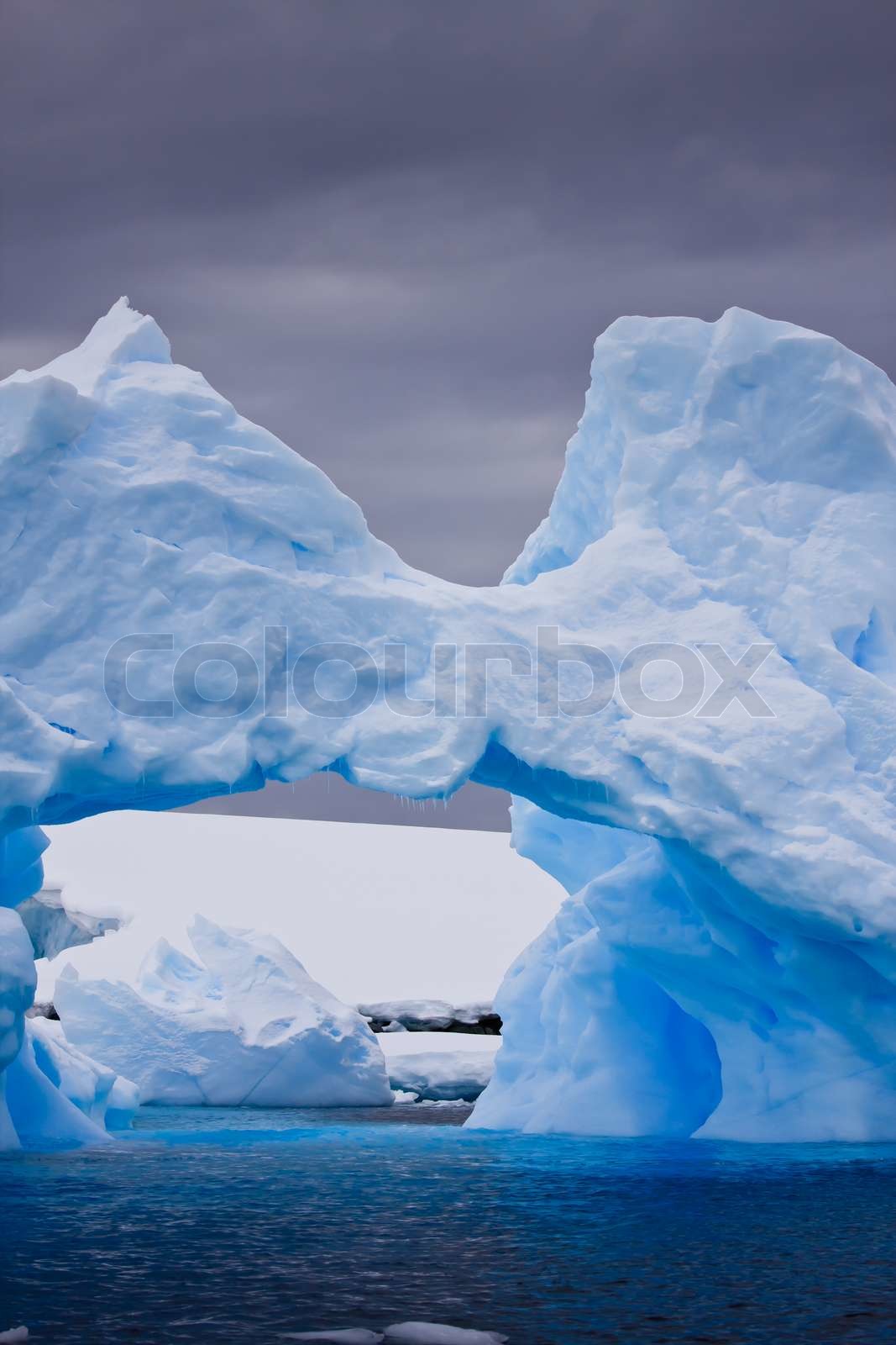 Store arktiske isbjerg med et hulrum indeni | Stock foto | Colourbox