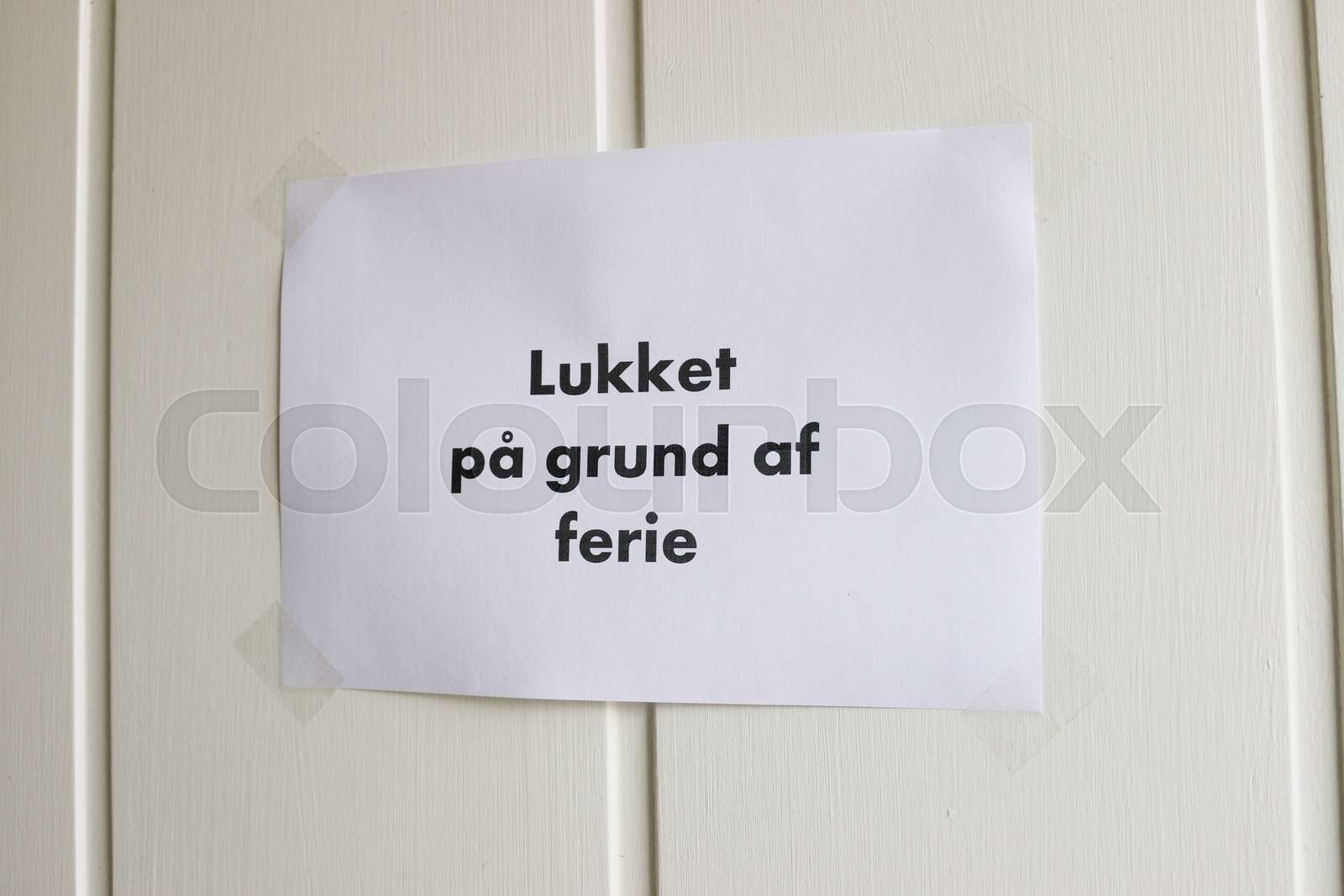 Skilt på dør med teksten ”Lukket på grund af ferie” for at informere om ...