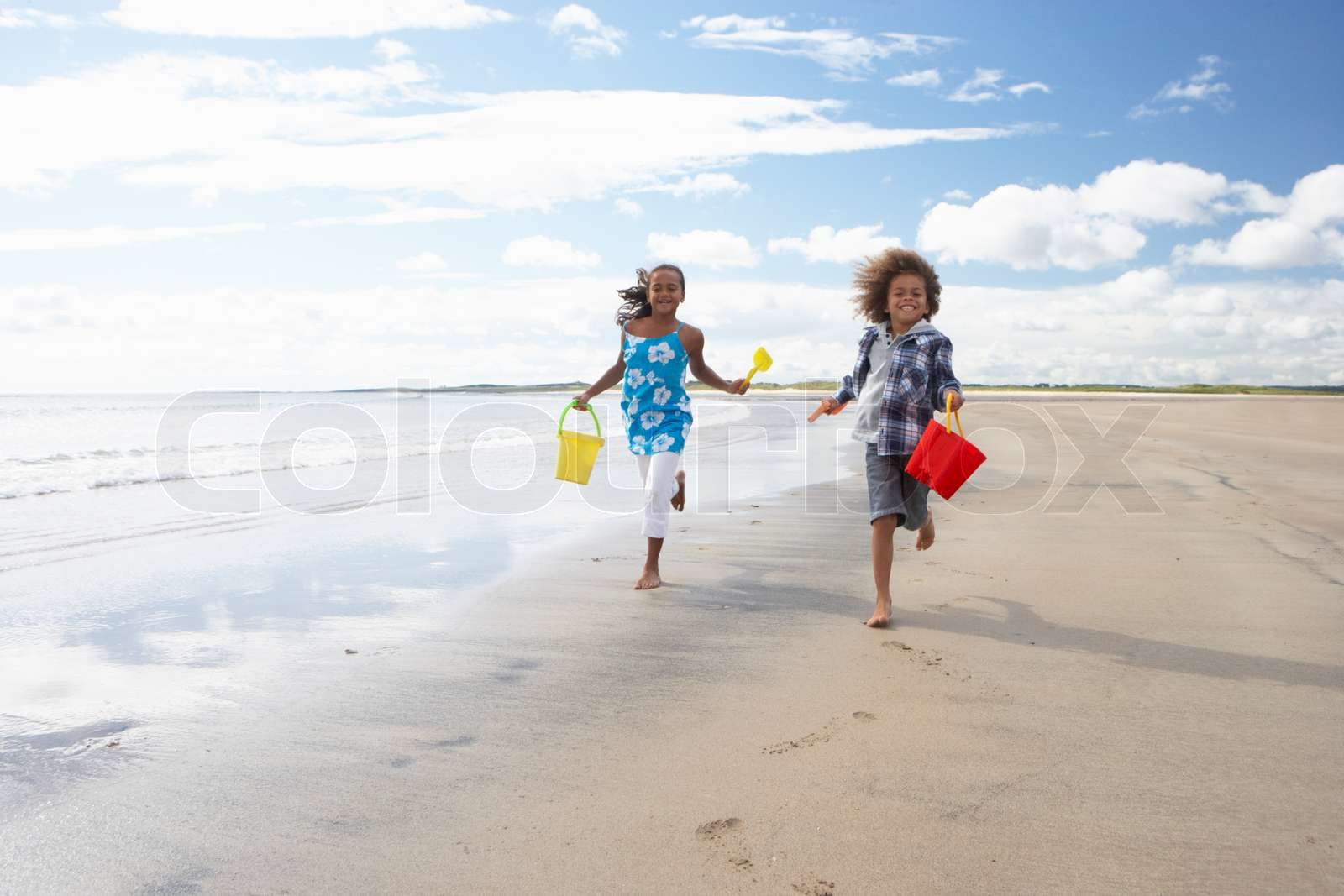Børn, der leger på stranden | Stock foto | Colourbox