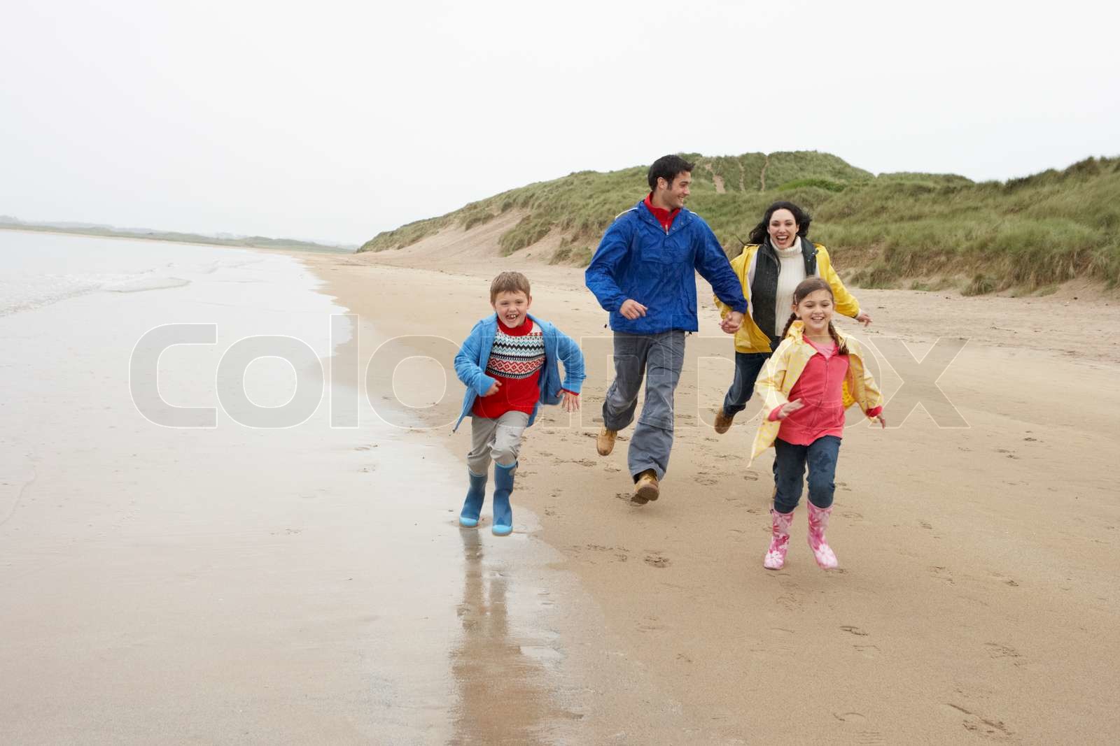 Lykkelig familie på stranden | Stock foto | Colourbox