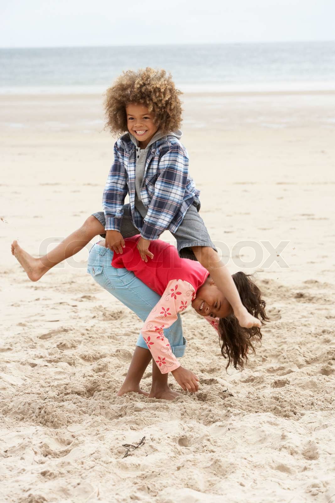 Glückliche Kinder Spielen Am Strand Stock Bild Colourbox 7401