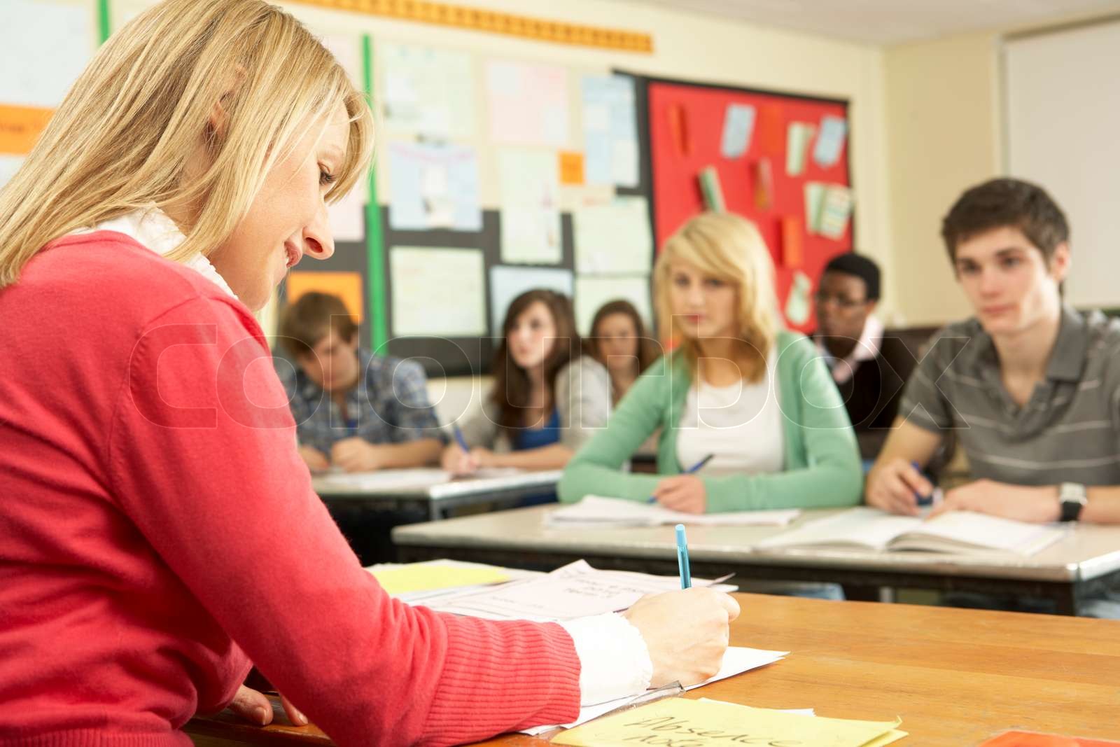 Teenage Students Studium im Klassenzimmer mit Lehrer | Stock Bild ...