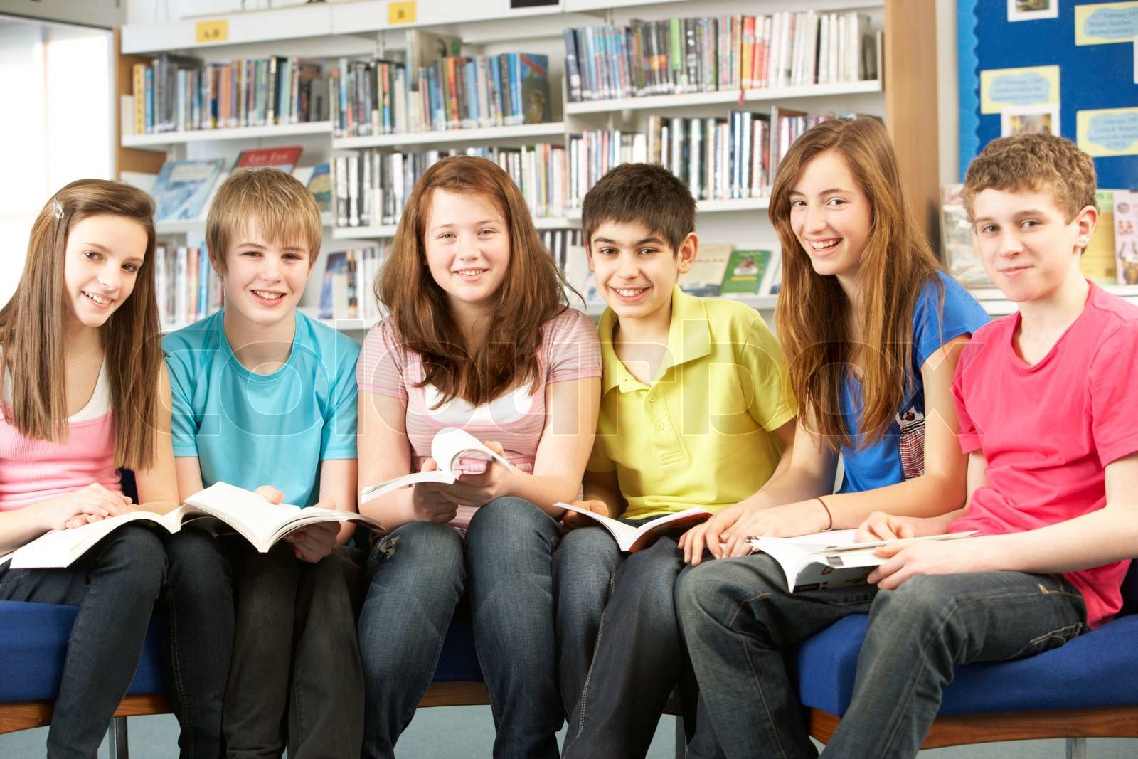 Teenage Students In -Bibliothek Lesen von Büchern | Stock Bild | Colourbox