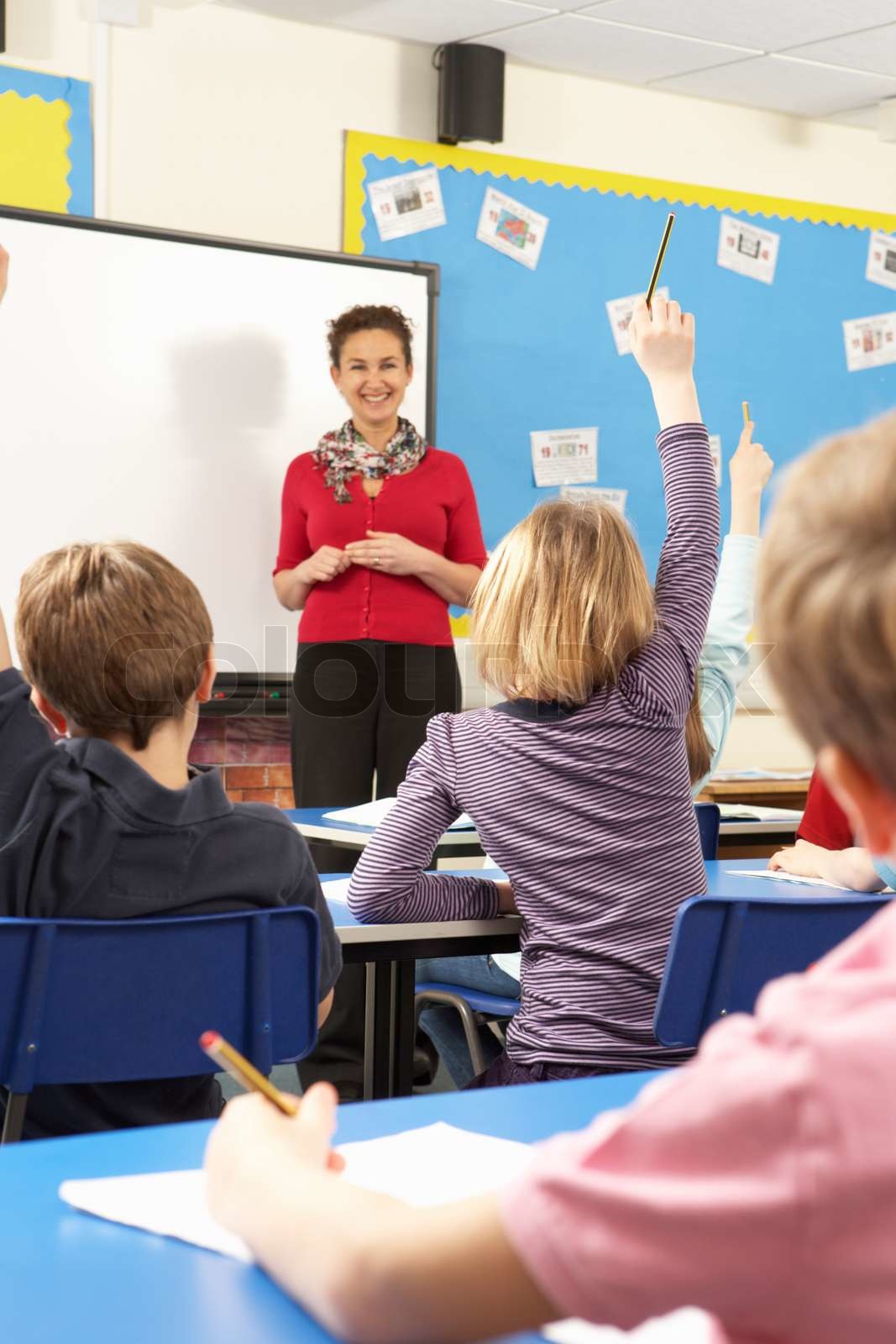 Schüler, die im Klassenzimmer mit Lehrer | Stock Bild | Colourbox