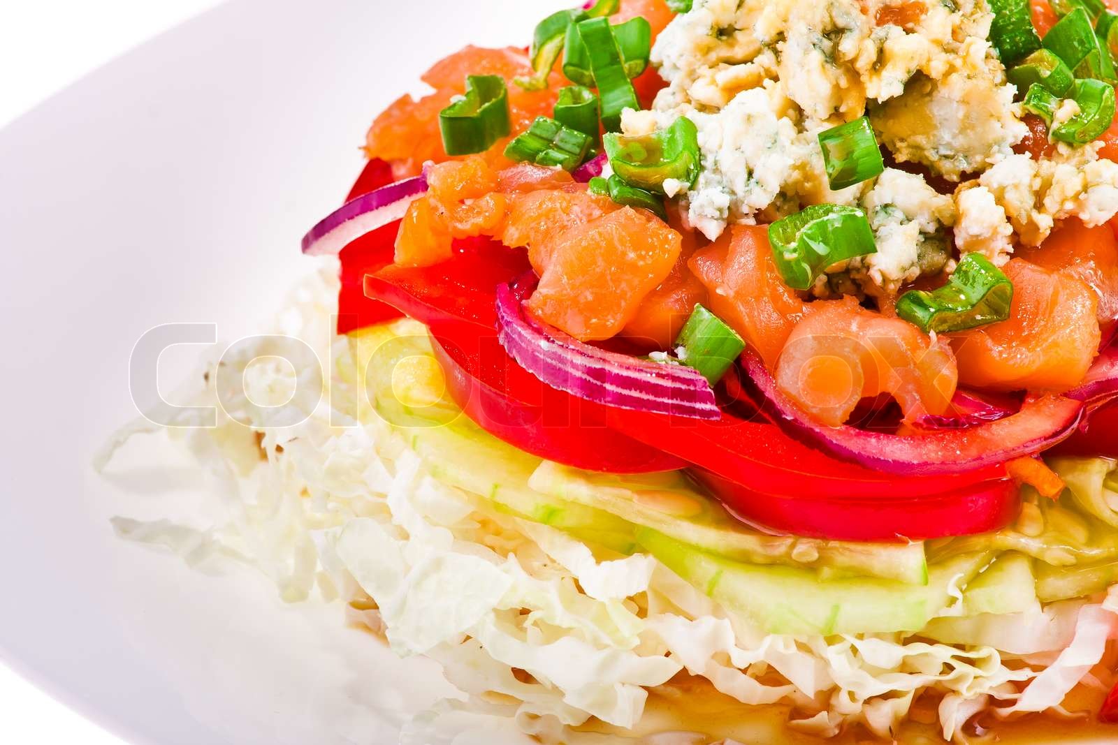 raffineret vegetabilsk salat med blå ost og laks | Stock foto | Colourbox