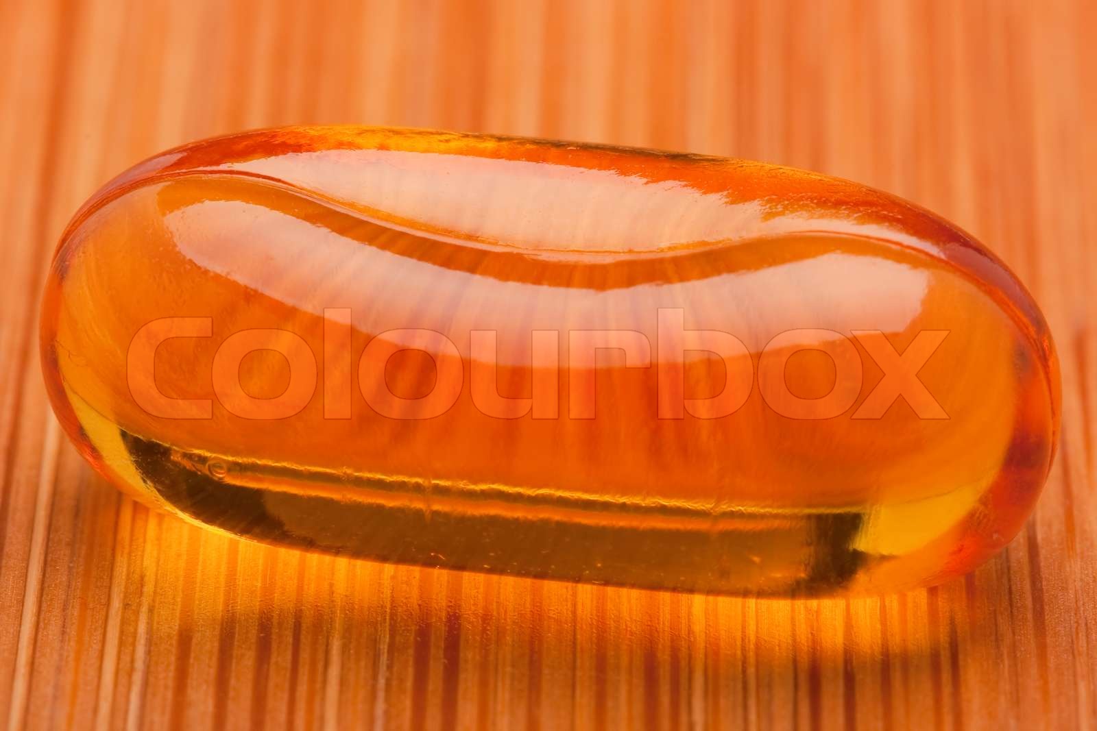 Medicinsk pille mod sygdomme på et træbord. | Stock foto | Colourbox