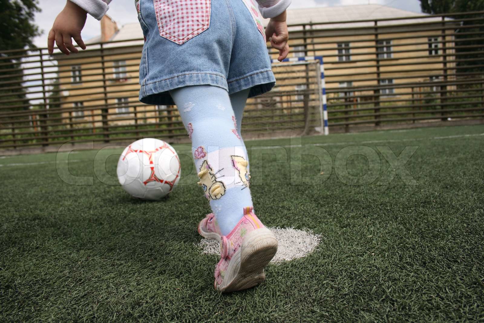 Das Kind mit einem Ball läuft zu einem Tor | Stock Bild | Colourbox