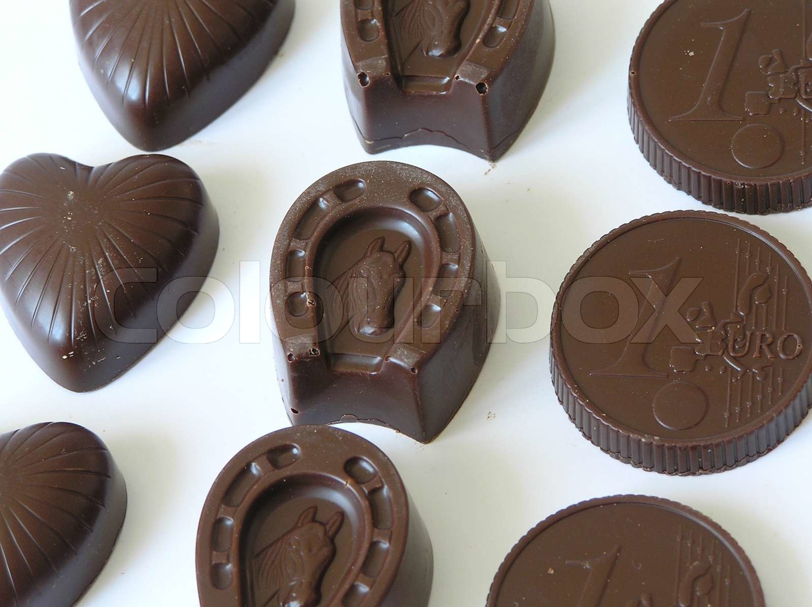 På et foto chokolade slik i form af en mønt af euro , en hestesko og ...