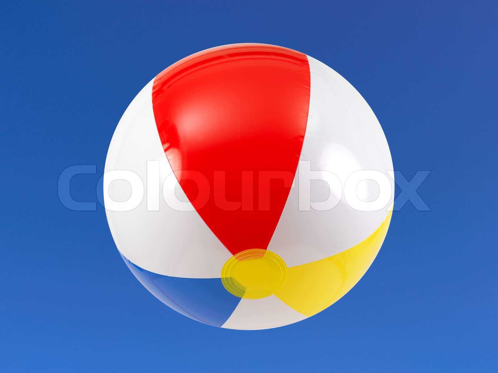 Ein Strand Ball in den Himmel | Stock Bild | Colourbox