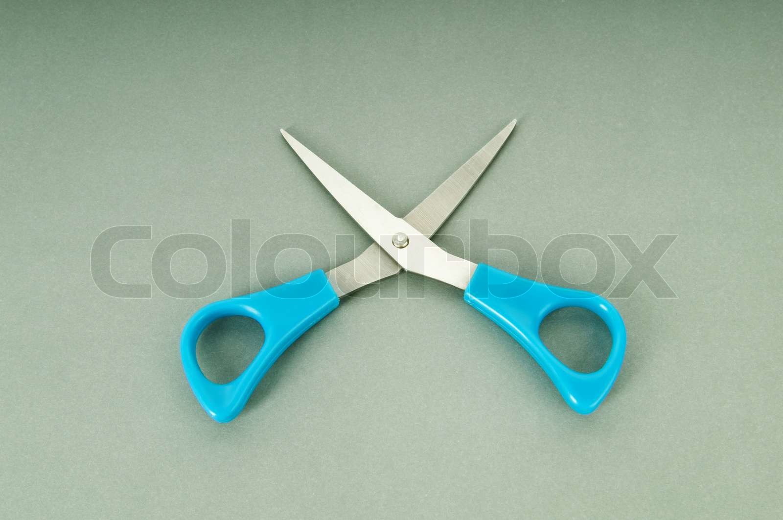 Colorful Schere auf die Farbe Papier Hintergrund | Stock Bild | Colourbox