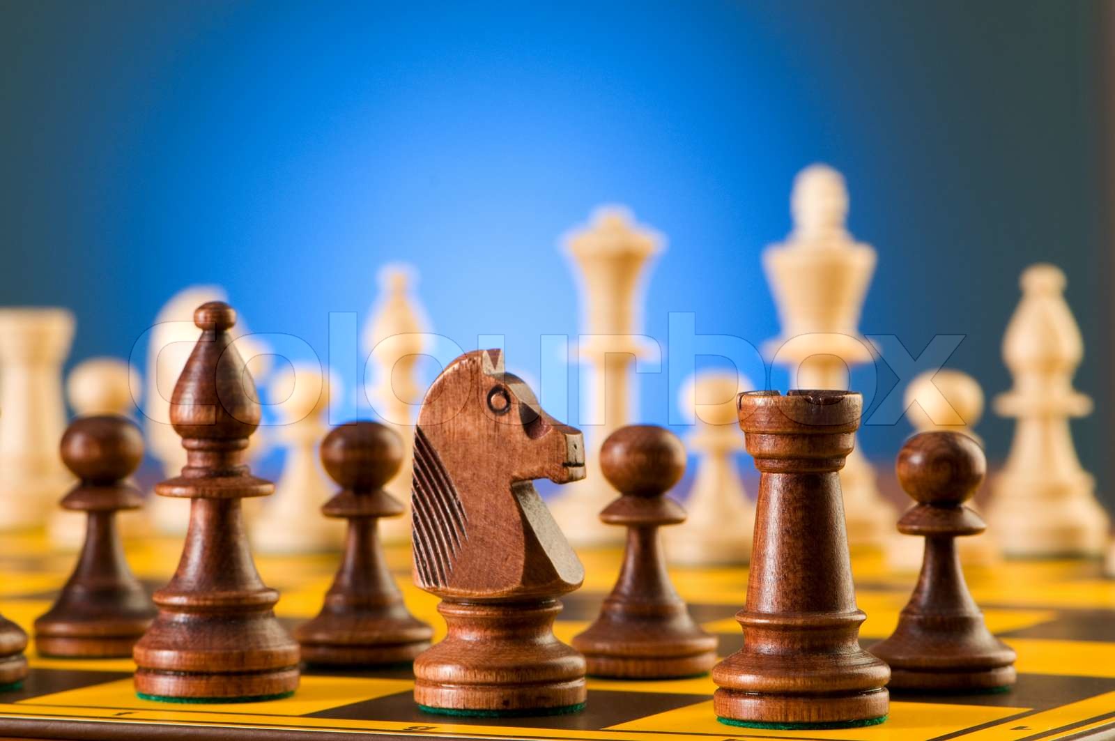 Schach-Konzept mit Figuren auf dem Brett | Stock Bild | Colourbox