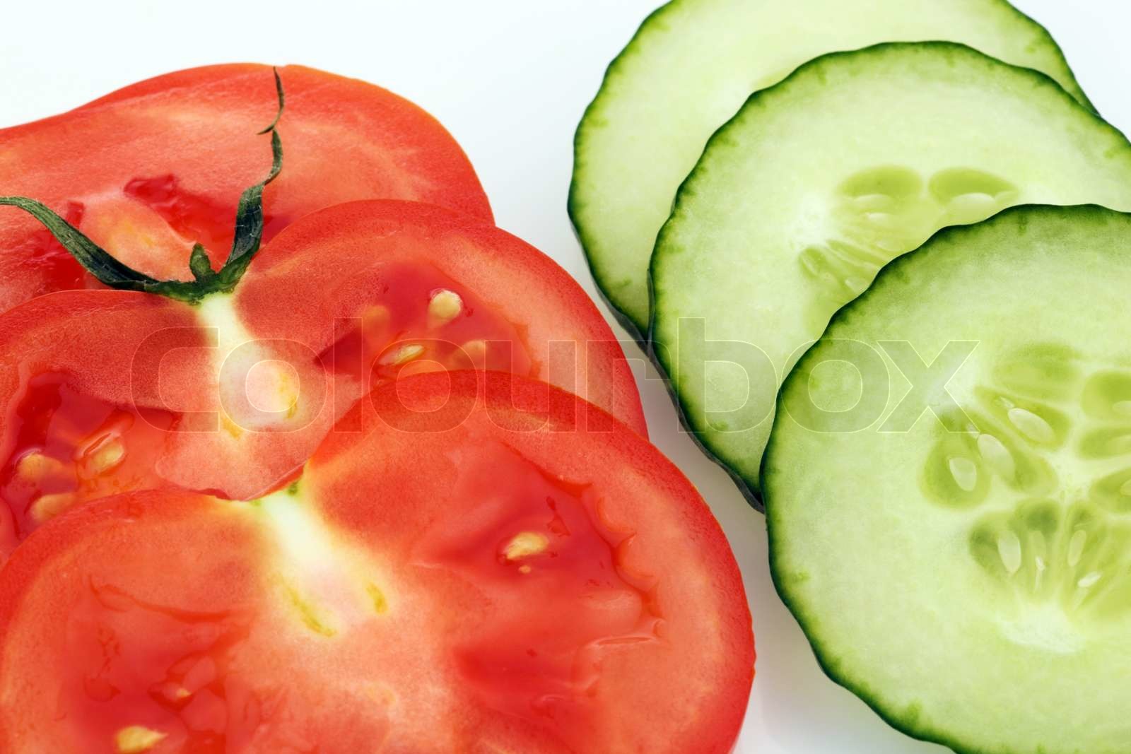 Scheiben Tomate und Gurke mit Salat isoliert auf weißem Hintergrund ...