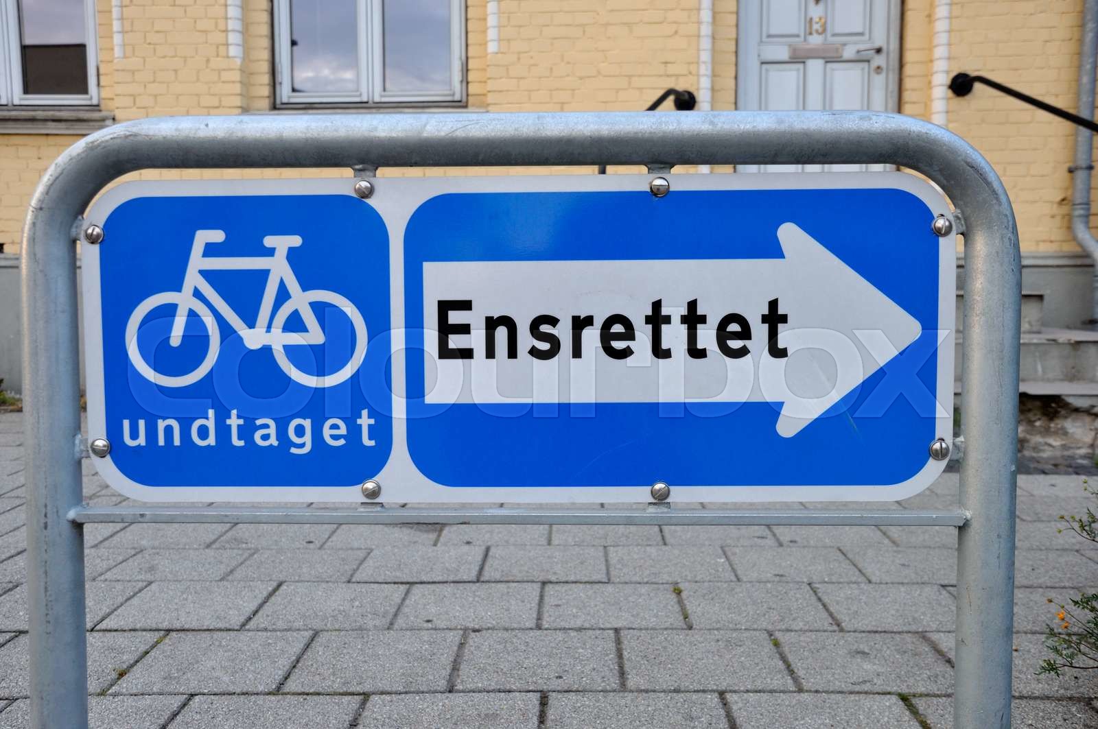 Ensrettet undtaget cyklister skilt | Stock foto | Colourbox
