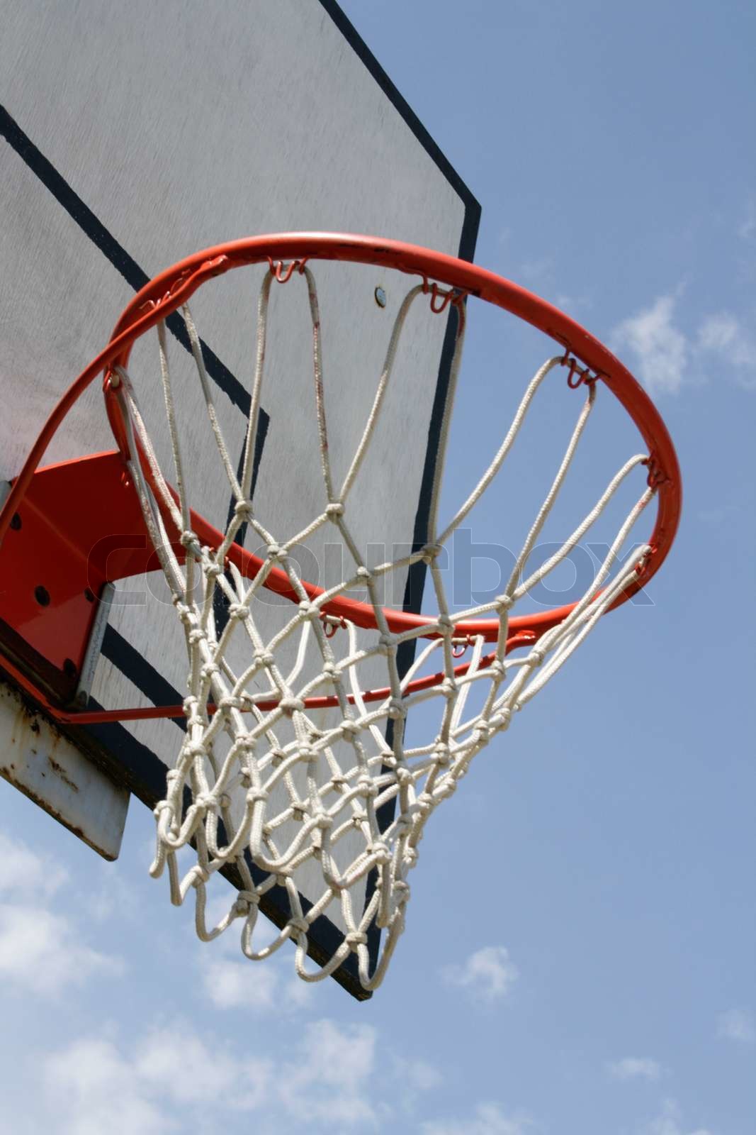 Basketballkorb auf einem Spielplatz - outdoor shot | Stock Bild | Colourbox