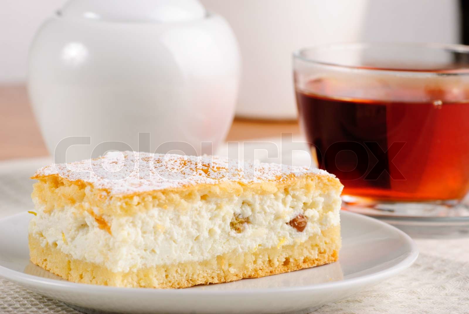 Kvark shortbread med te og sukker skål på bordet | Stock foto | Colourbox