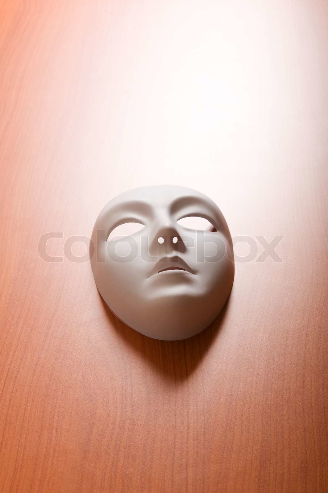 Theater-Konzept mit den weißen Kunststoff- Masken | Stock Bild | Colourbox