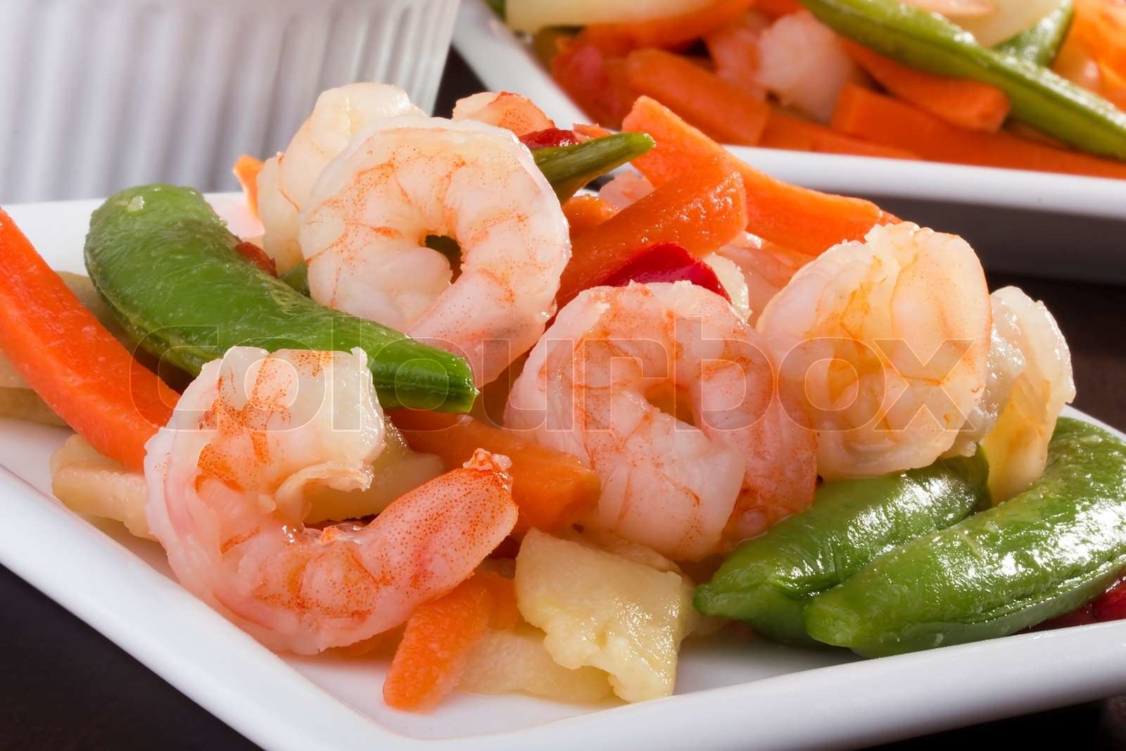 Nærbillede af en reje salat på en hvid plade . | Stock foto | Colourbox