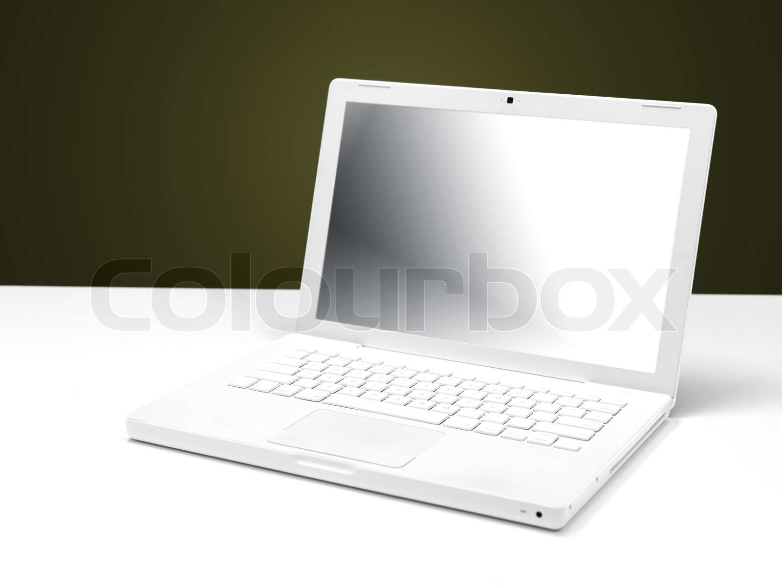 En bærbar computer isolaterd mod en hvid baggrund | Stock foto | Colourbox