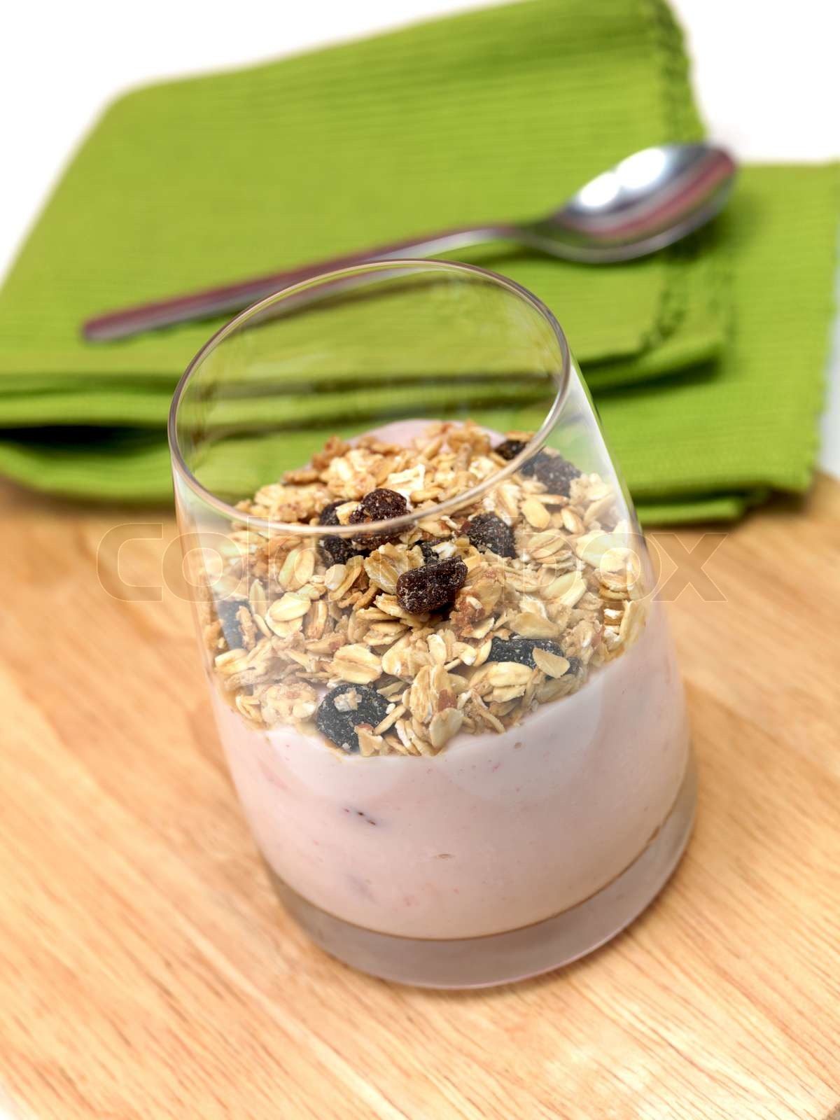 Strawberry yoghurt med müsli i et glas | Stock foto | Colourbox