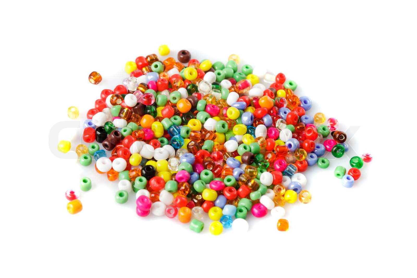 Nahaufnahme bunten Perlen Haufen isoliert auf weiß | Stock Bild | Colourbox