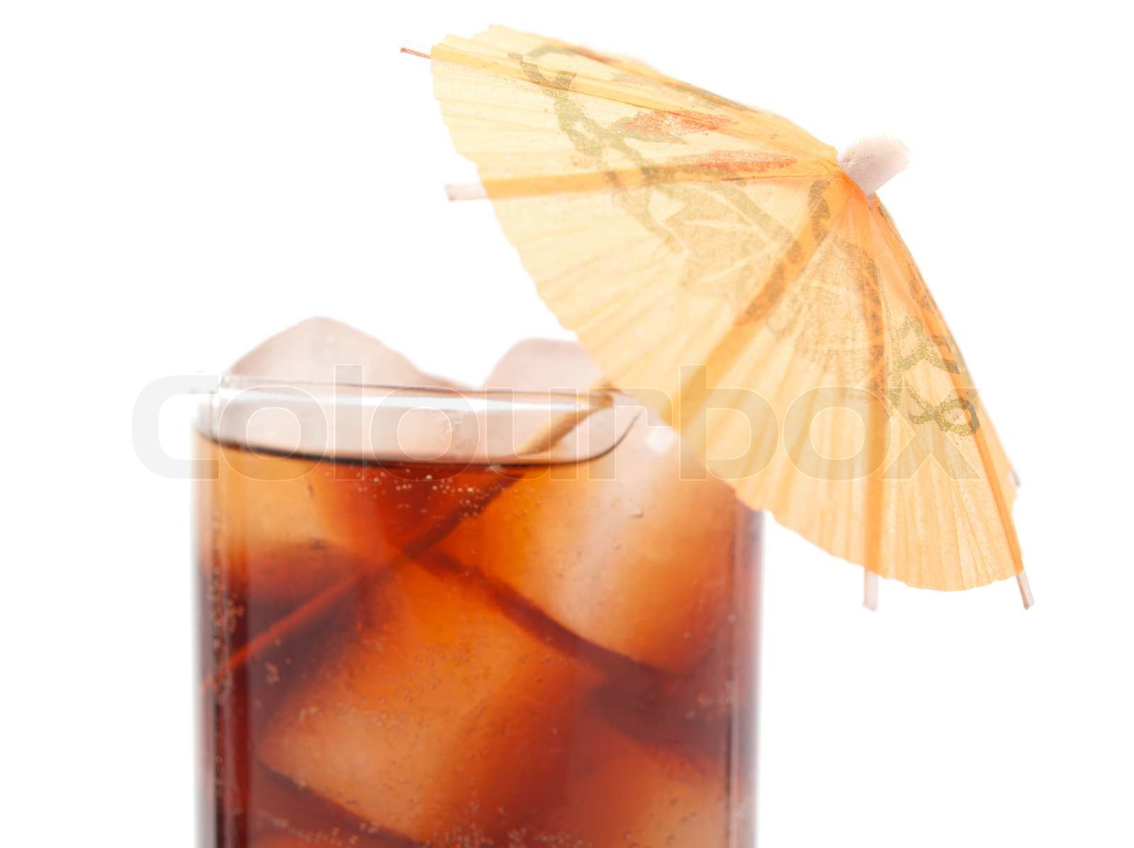 ein Glas Coca Cola mit Eis auf einem weißen Hintergrund | Stock Bild ...