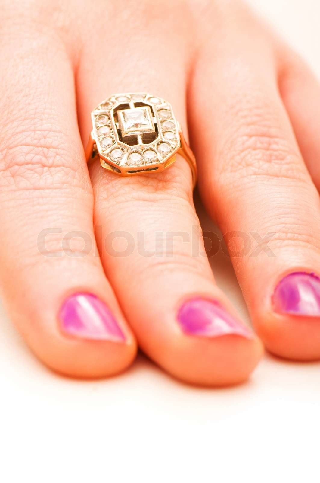 Hand mit goldenen Ring auf dem weißen isoliert | Stock Bild | Colourbox