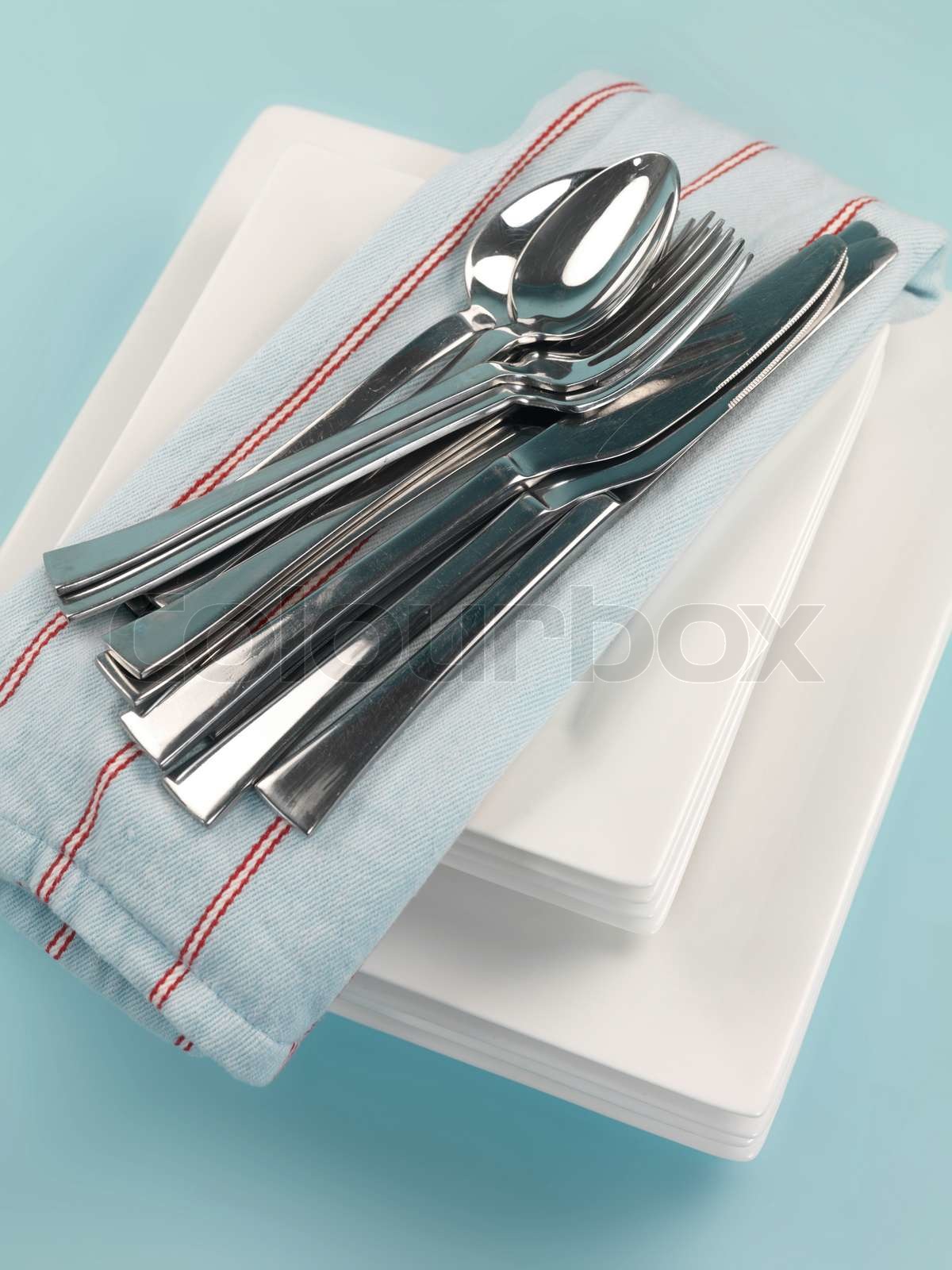 Teller und Besteck vor einem blauen Hintergrund isoliert | Stock Bild ...