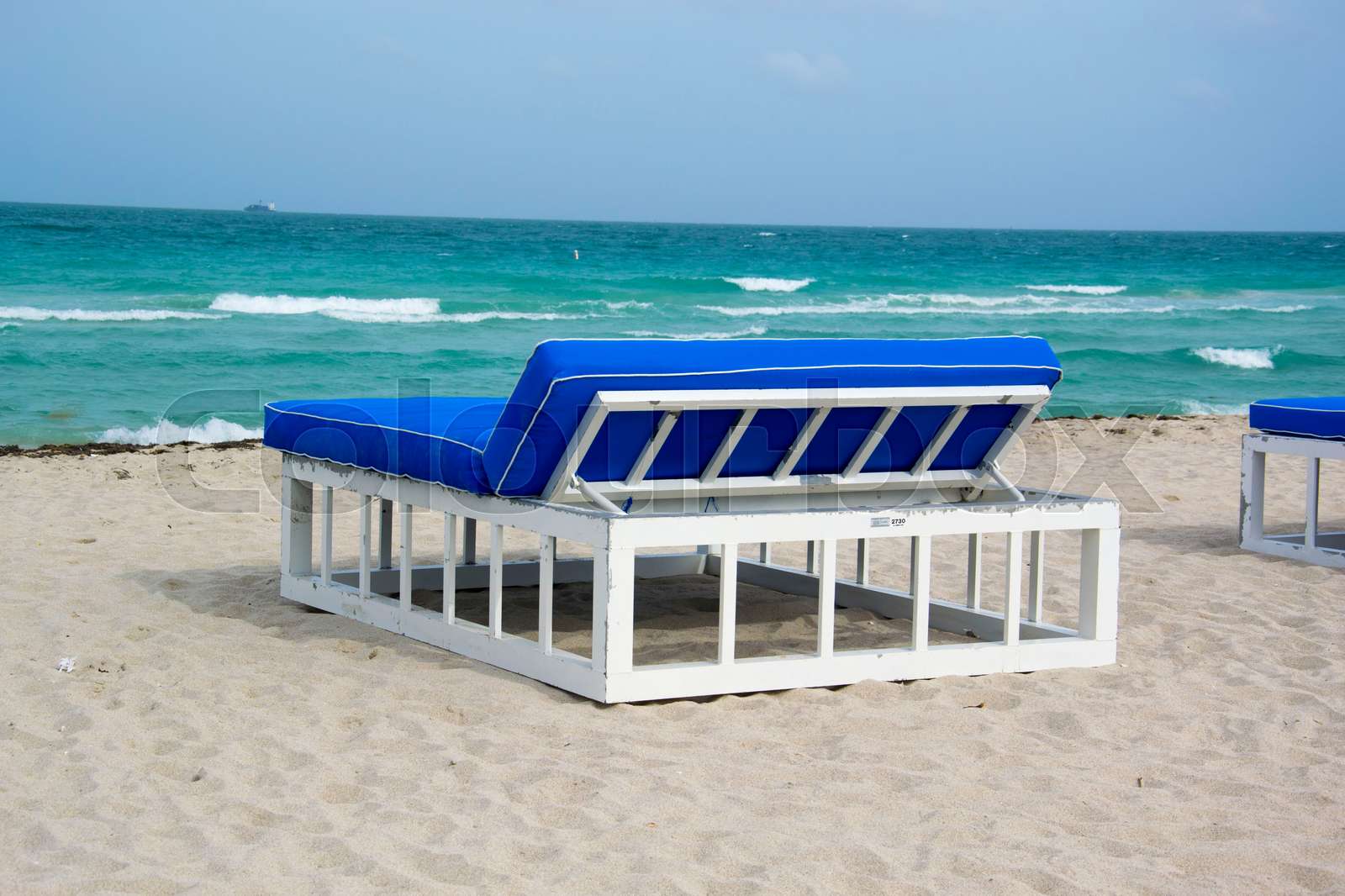 Liege am Strand | Stock Bild | Colourbox