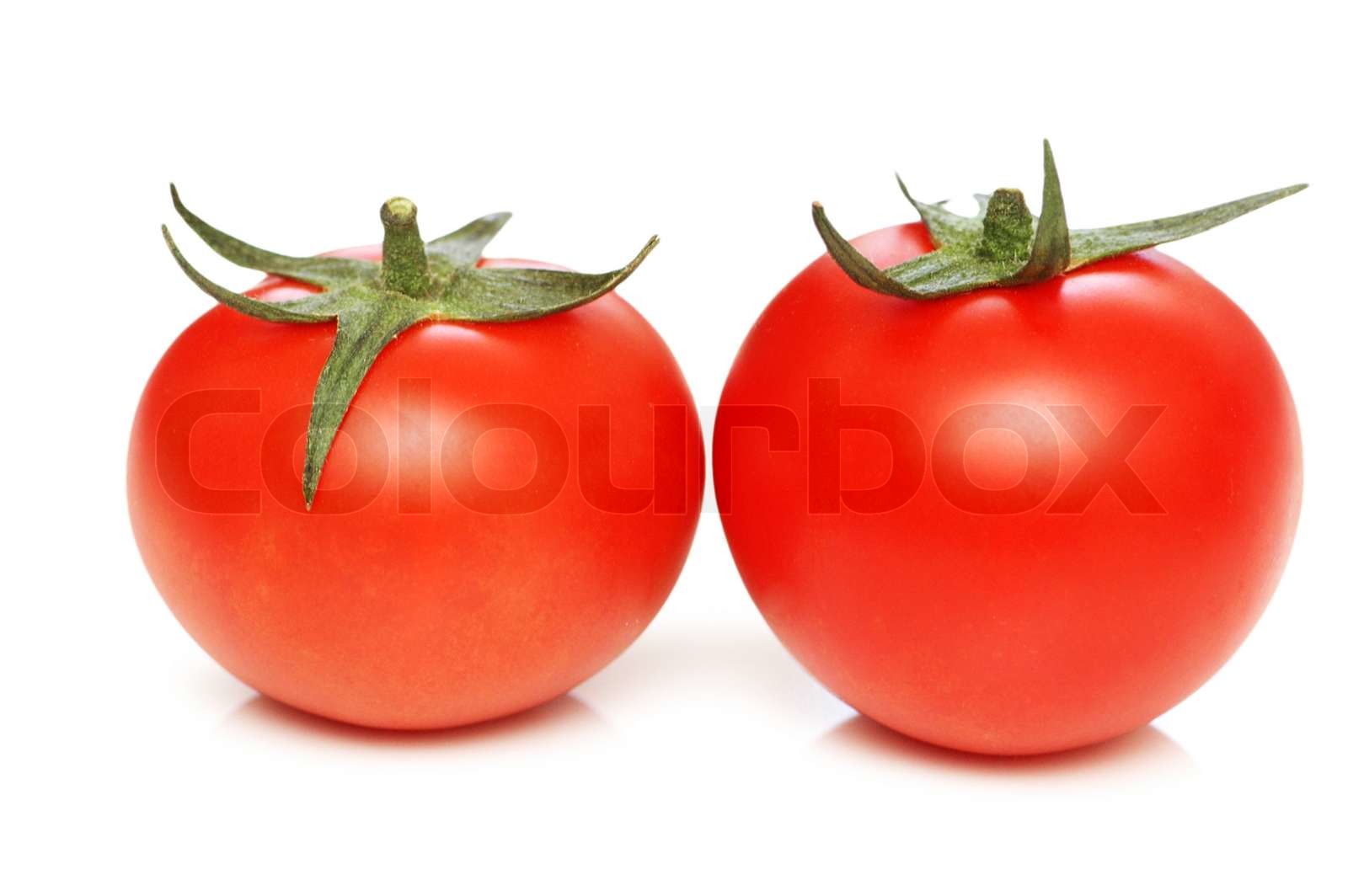 Zwei Tomaten auf dem weißen Hintergrund isoliert | Stock Bild | Colourbox